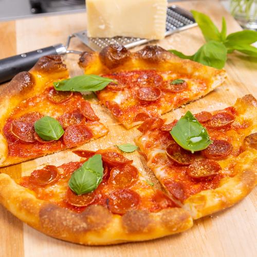Panpizza met pepperoni van chef-kok Daniele Uditi – HexClad Cookware EU